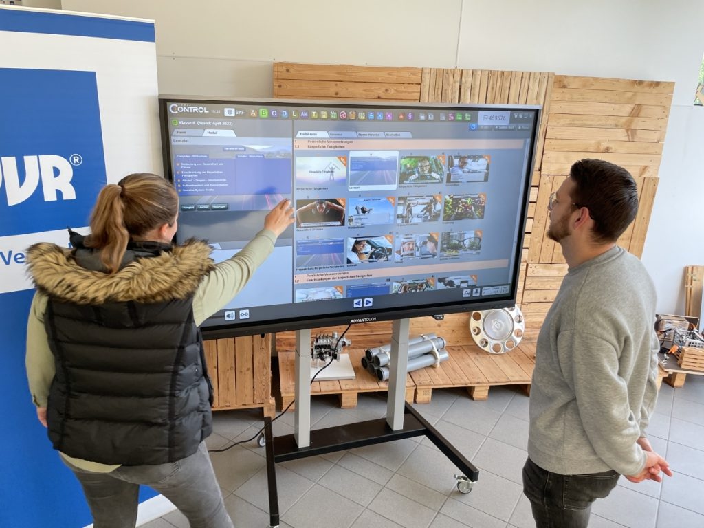 Suport mobil display interactiv - reglaj electric - Furnissa.ro